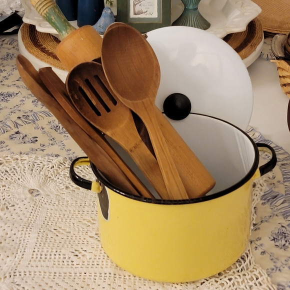 Vintage | Kitchen | Vintage Enamel Wear Yellow White Stock Pot 35 Qt Chips Wear Counrty Decor ...